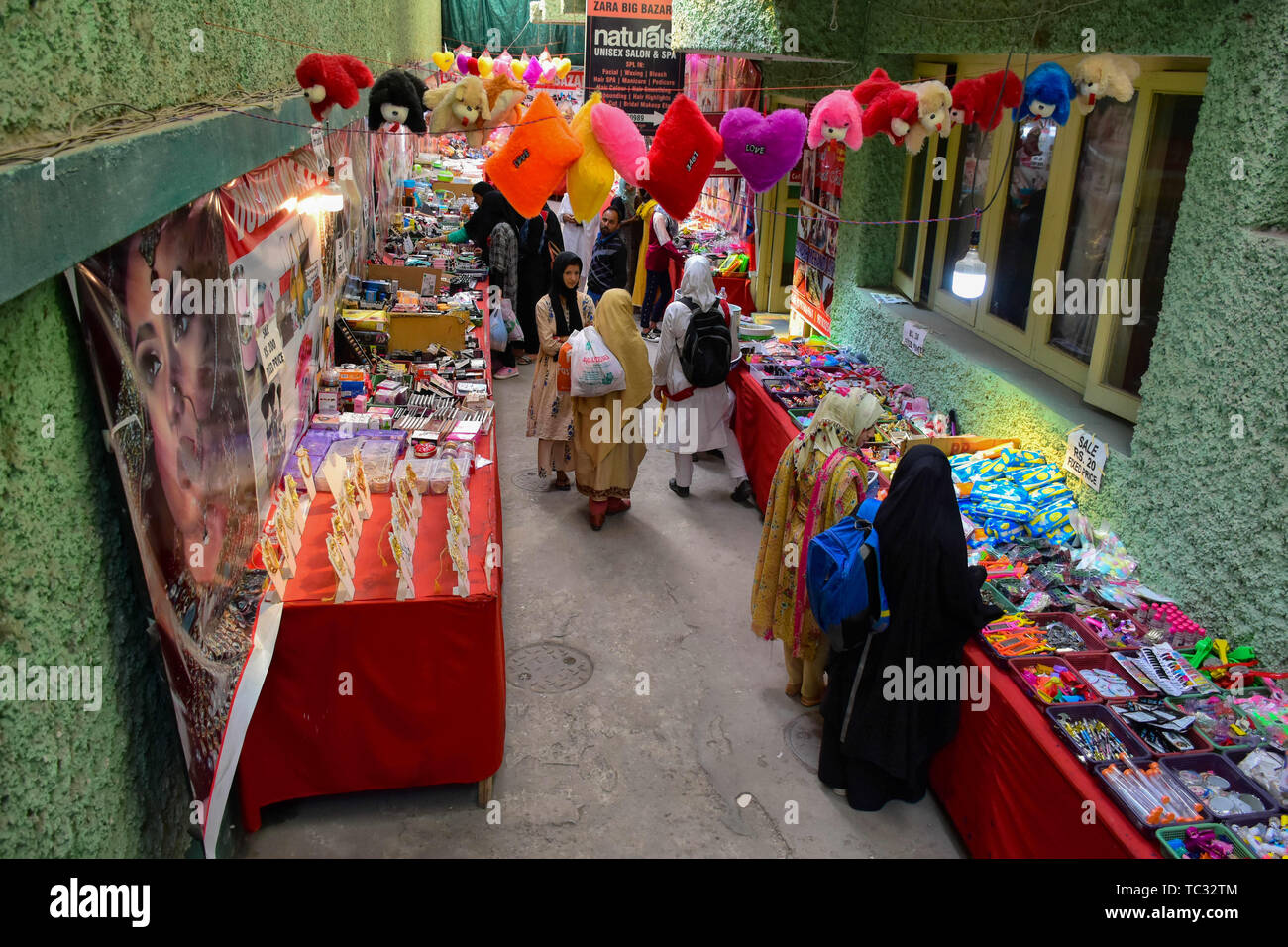 Srinagar, Kashmir. 3 June 2018. 3rd June, 2019. Shoppers purchase ...
