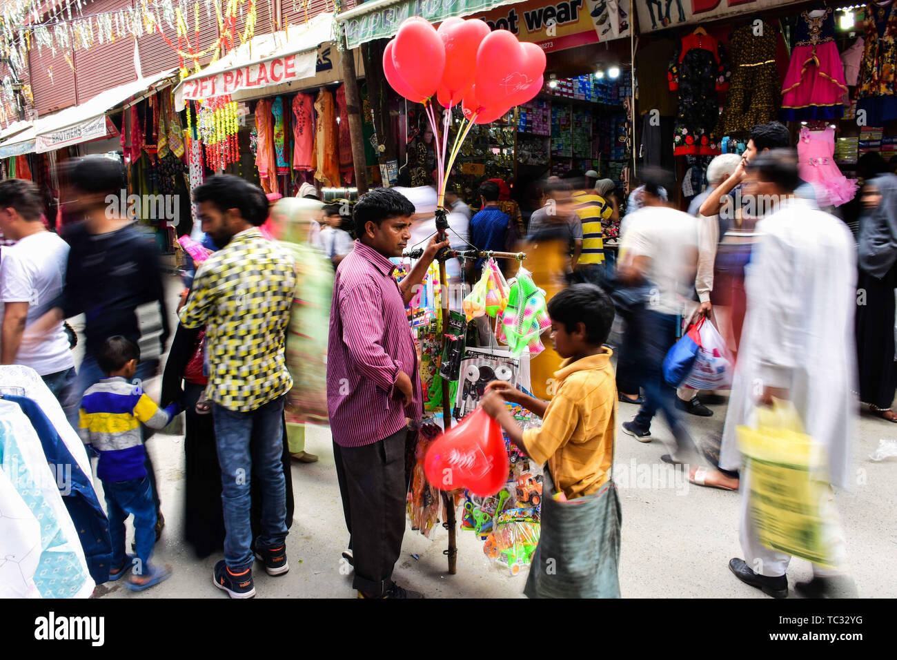 Srinagar, Kashmir. 3 June 2018. 3rd June, 2019. Shoppers purchase ...