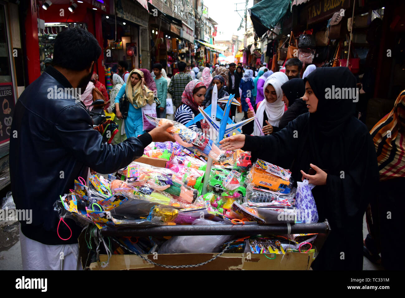 Srinagar, Kashmir. 3 June 2018. 3rd June, 2019. Shoppers purchase ...