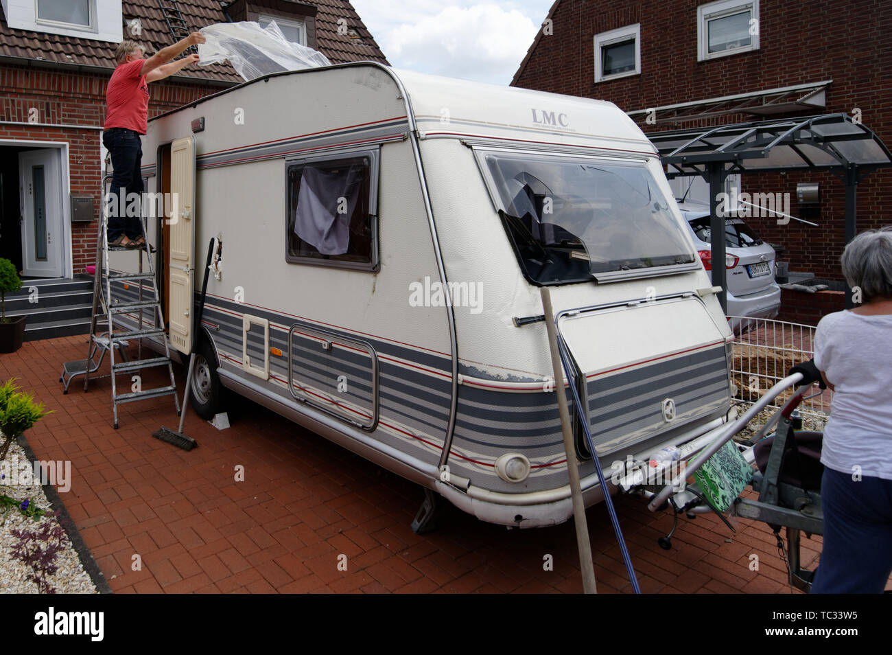Bocholt, Germany. 05th June, 2019. A man covers a damaged trailer with ...