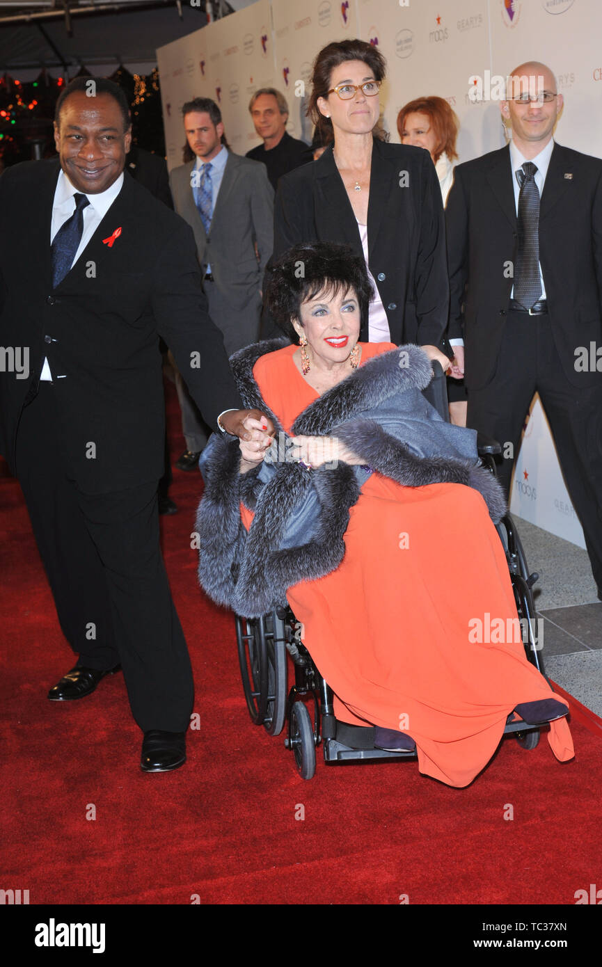 LOS ANGELES, CA. December 01, 2007: Dame Elizabeth Taylor & Jason ...