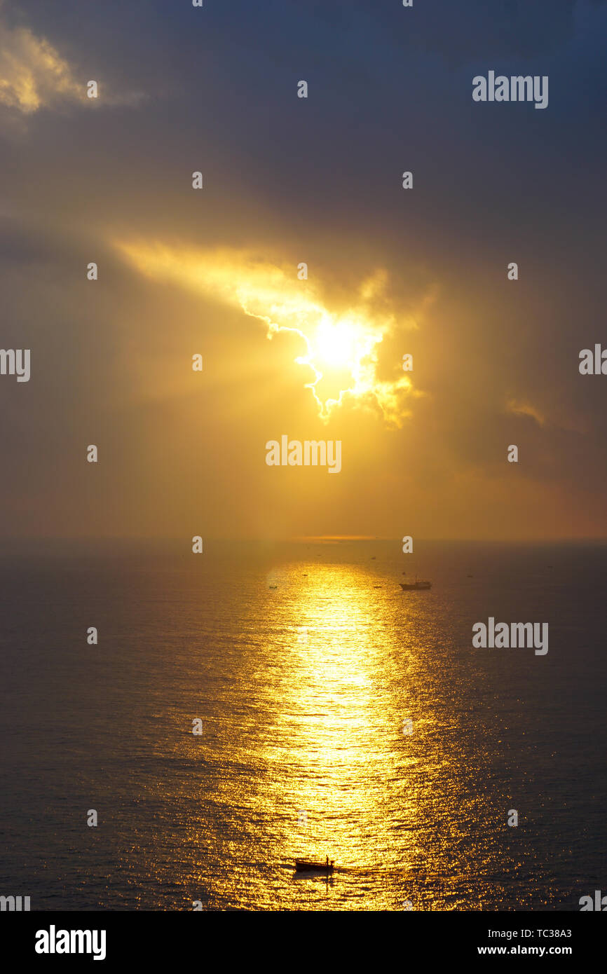 Dashu Island, Yangxi, Yangjiang, Guangdong Province, sunrise on the sea ...