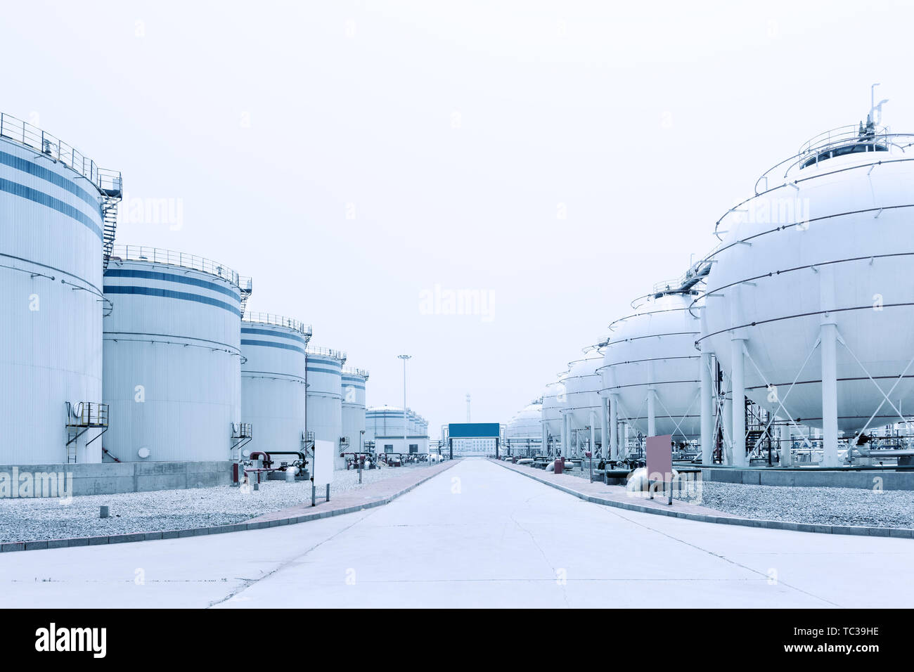 Oil Storage Tanks Depot High Resolution Stock Photography and Images ...