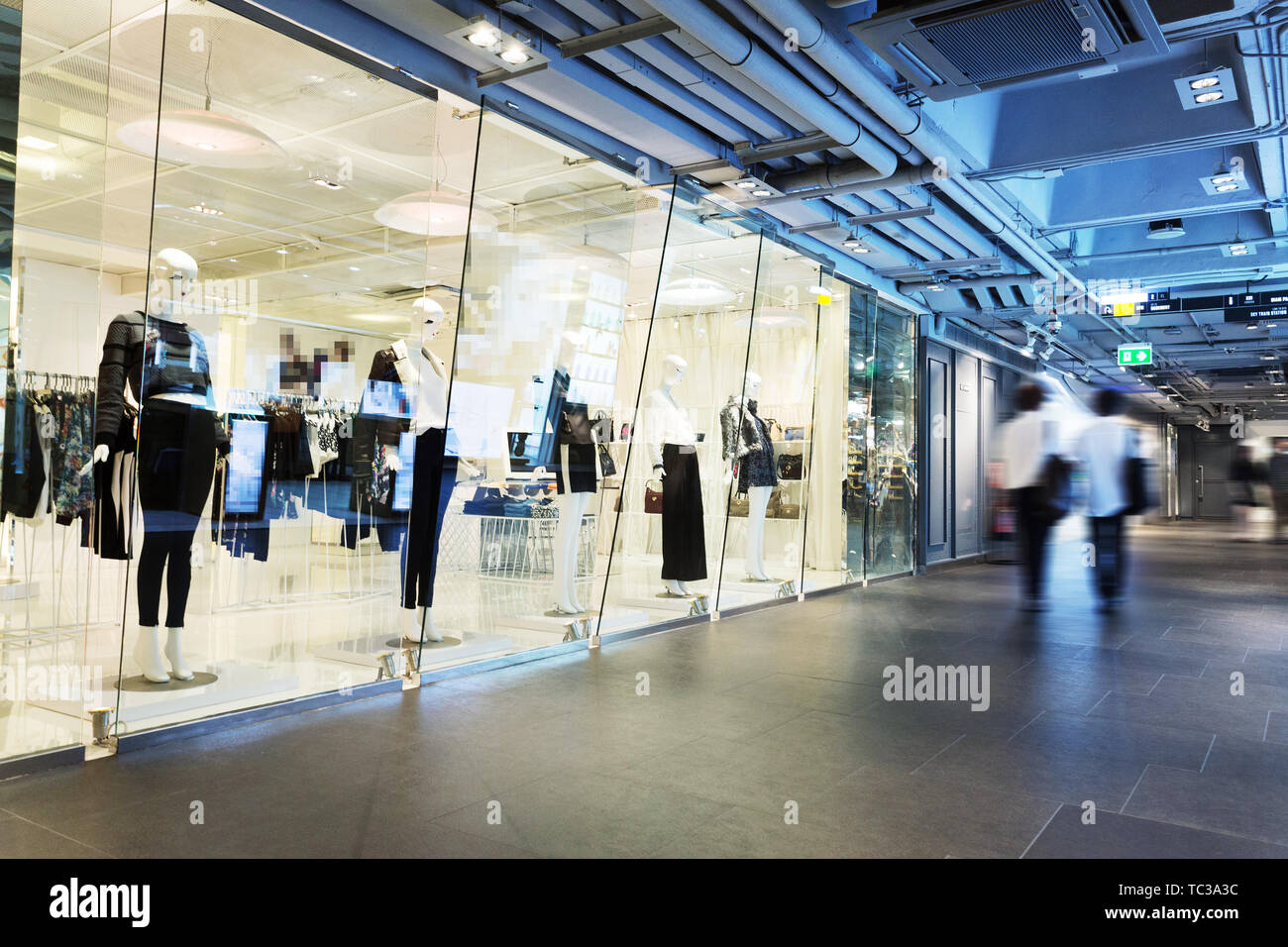 Business exhibition and commuter hi-res stock photography and images ...