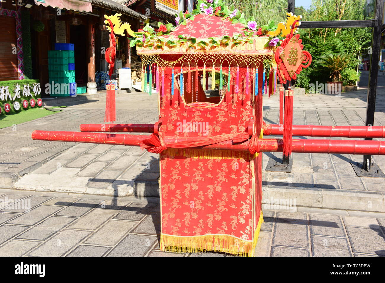Traditional wedding custom of palanquin dowry Stock Photo - Alamy