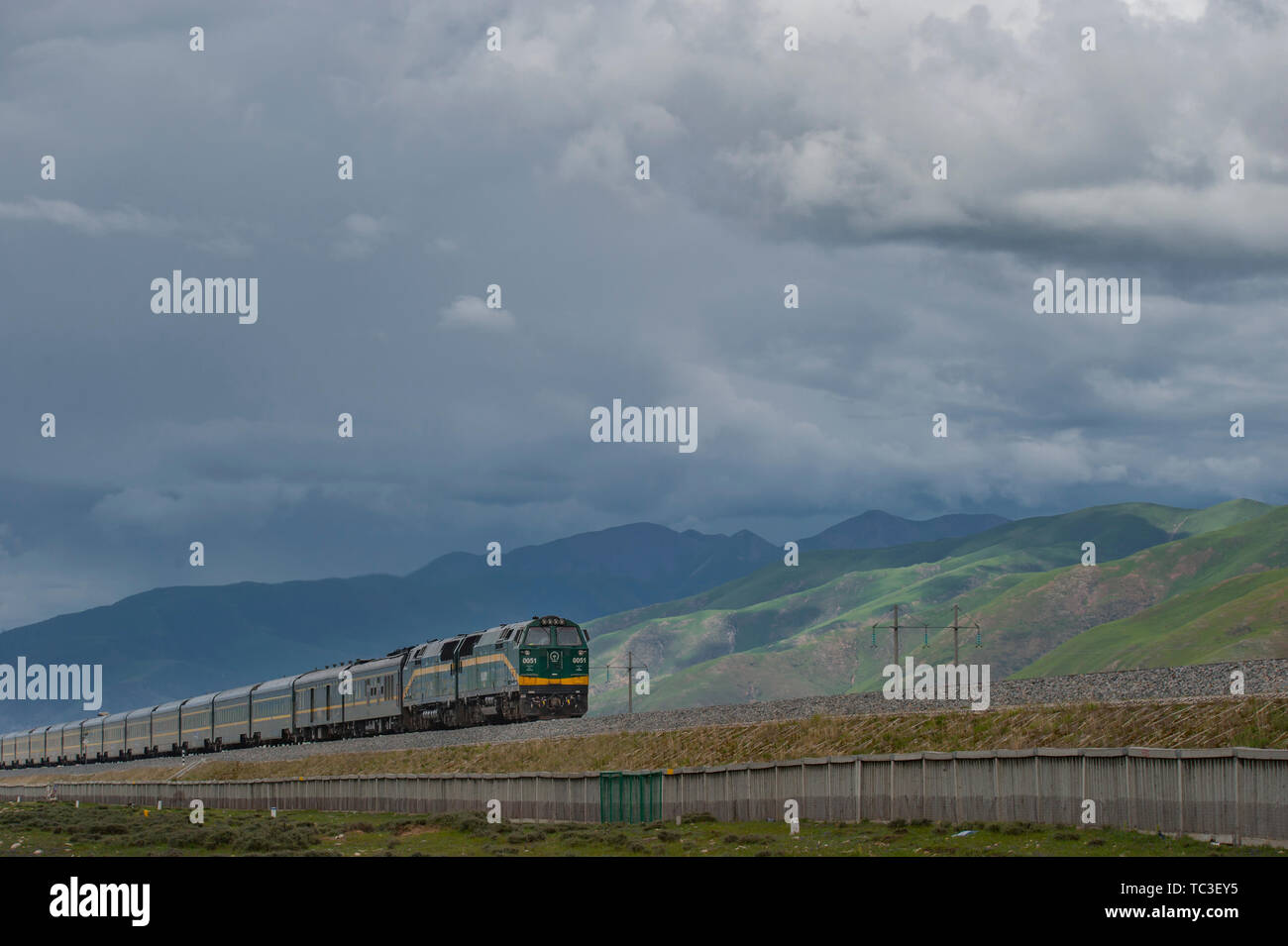 Qinghai tibet railway train hi-res stock photography and images - Alamy