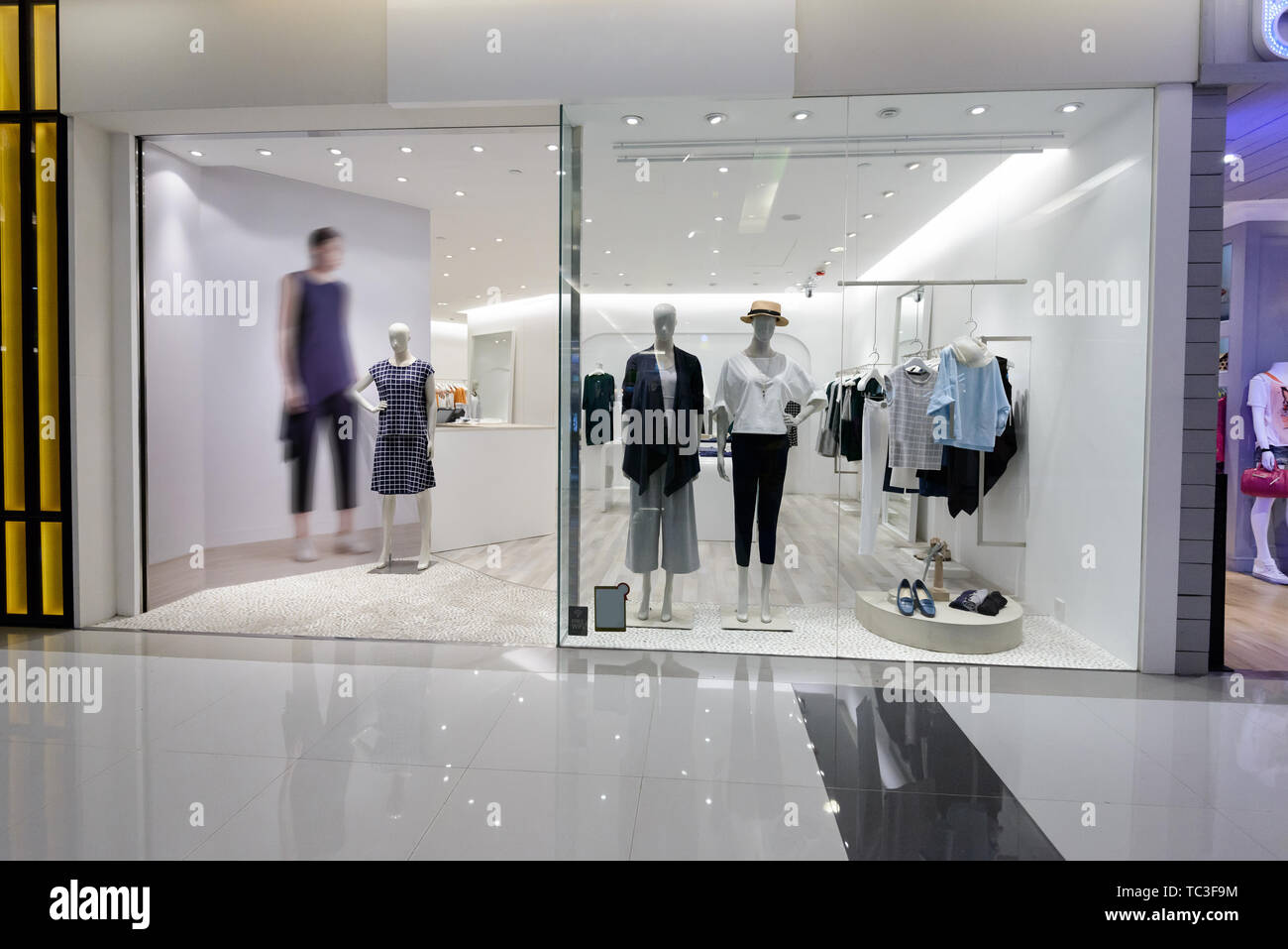 Shopfront display window Stock Photo - Alamy