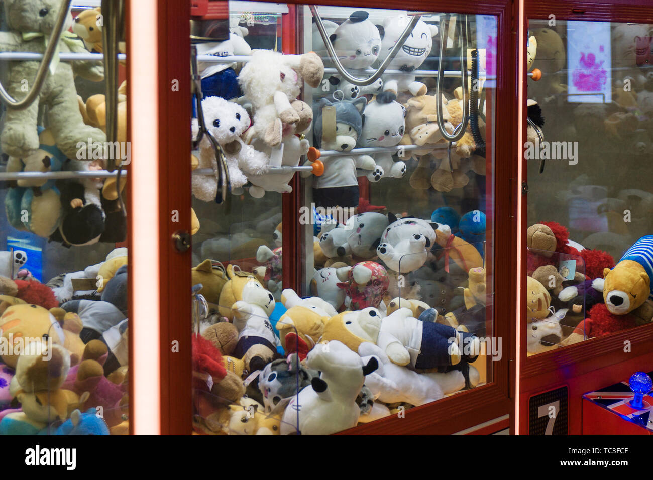 A doll-grabbing machine Stock Photo - Alamy