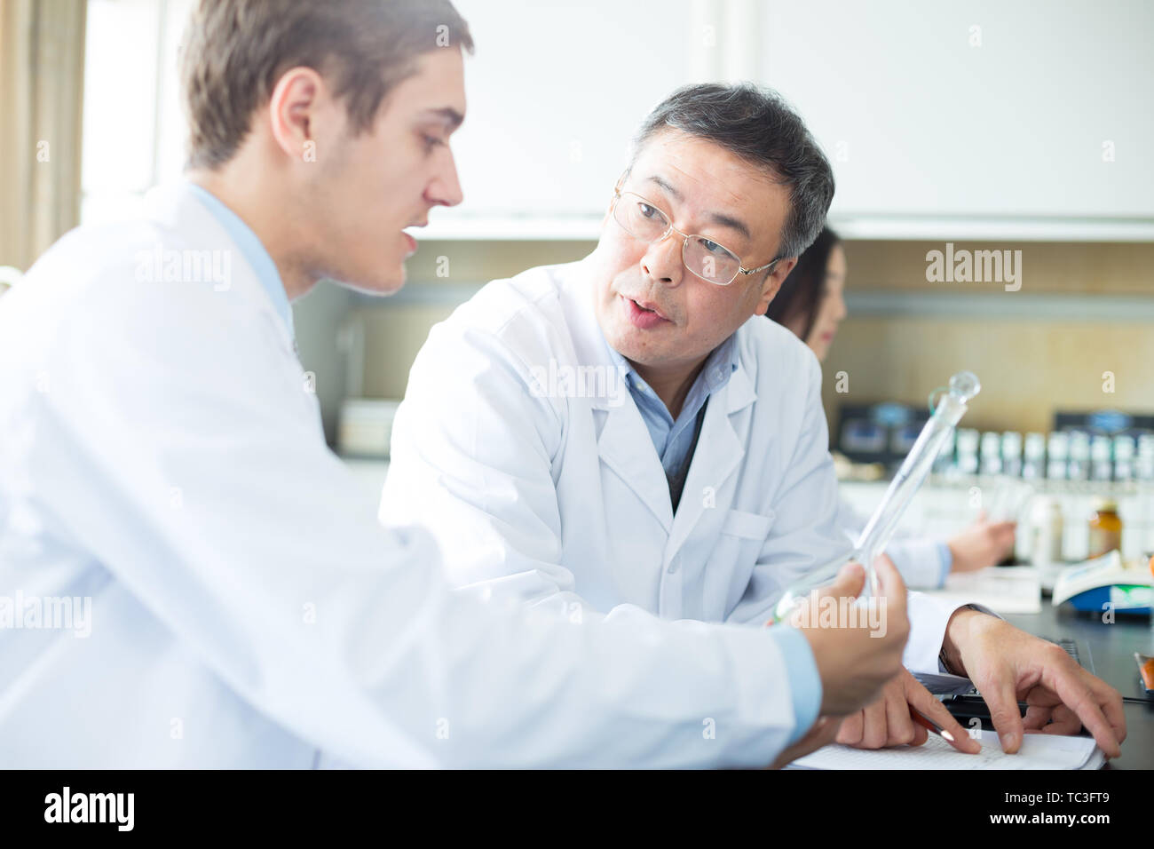 people doing chemical experiment in modern lab Stock Photo - Alamy
