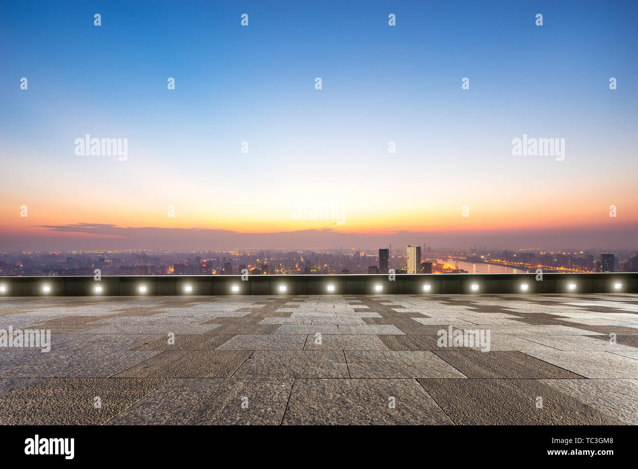 Skyline empty ground front hi-res stock photography and images - Alamy