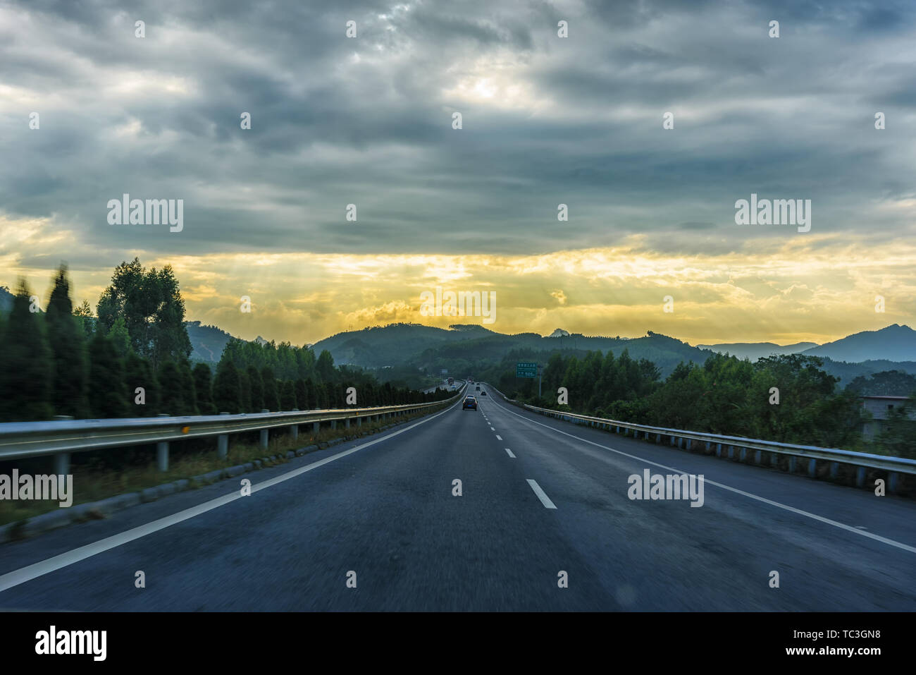 Fast expressway and transportation system hi-res stock photography and ...