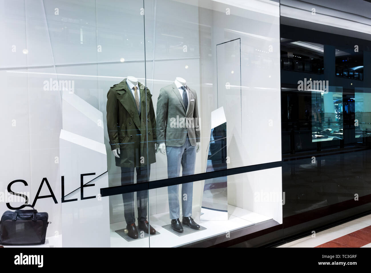 Family looking the showcase hi-res stock photography and images - Alamy