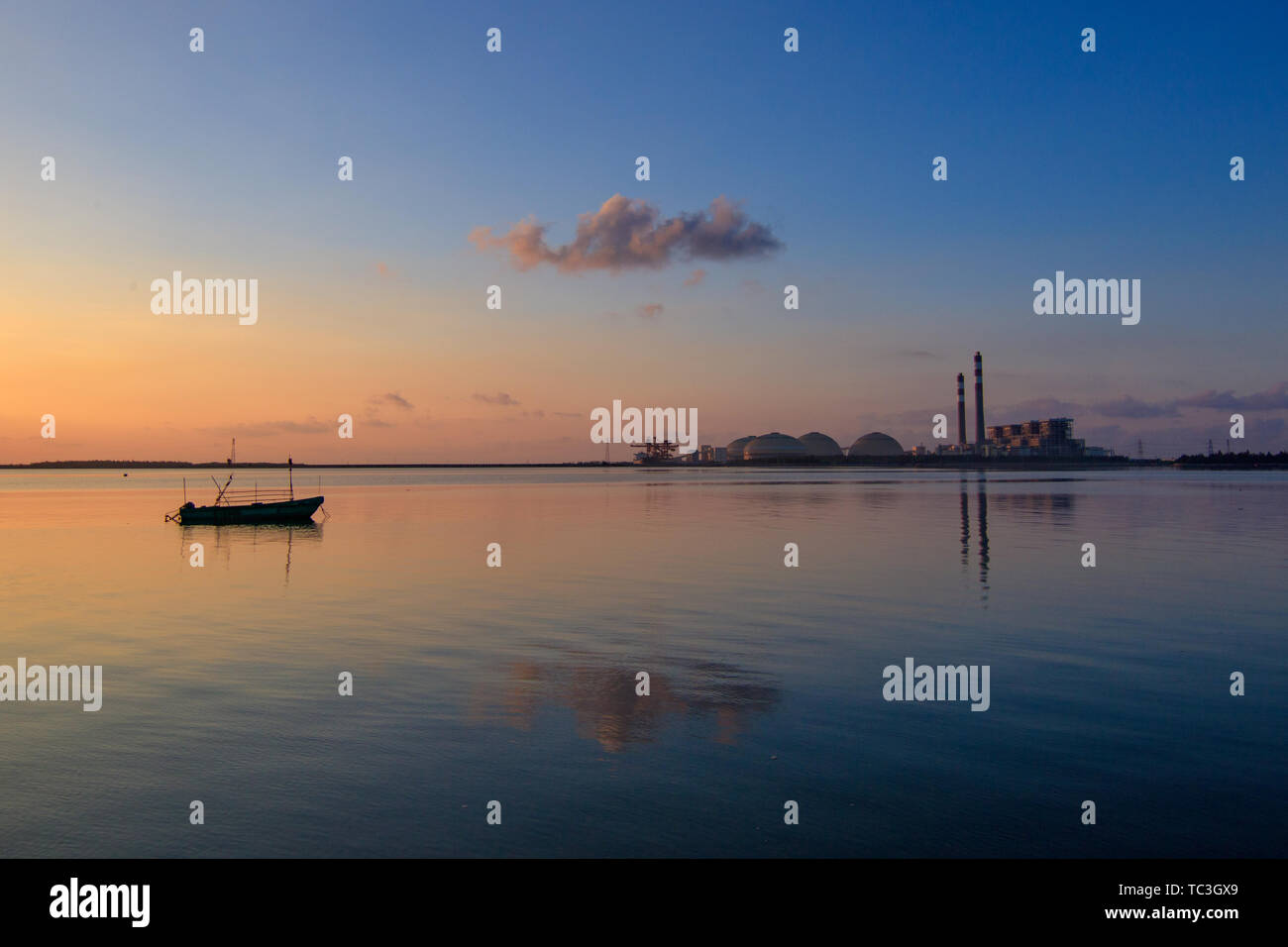Reflection bay and sun wharf hi-res stock photography and images - Alamy