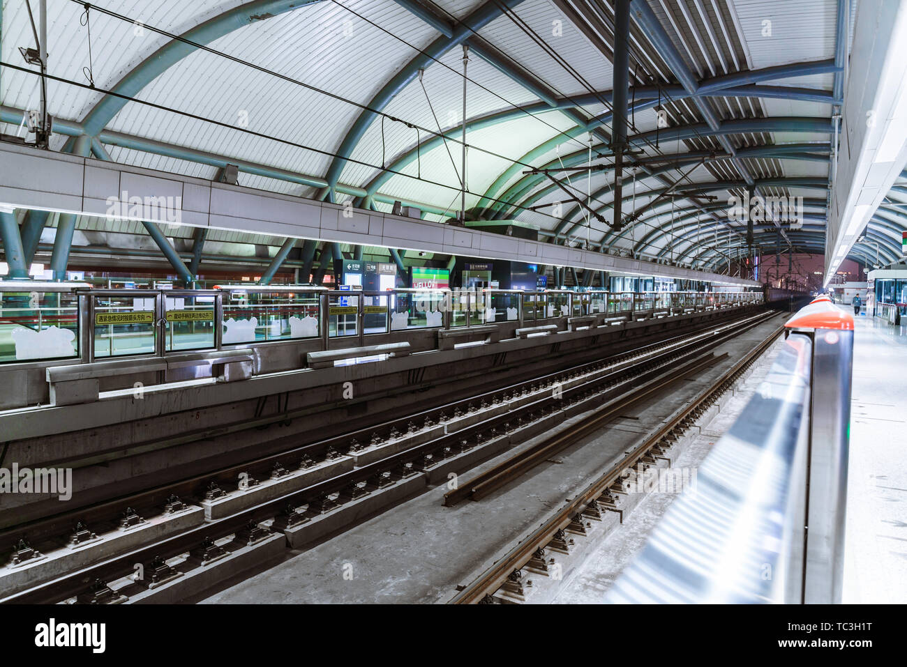 Commuter scale and modern automatic staircase hi-res stock photography ...