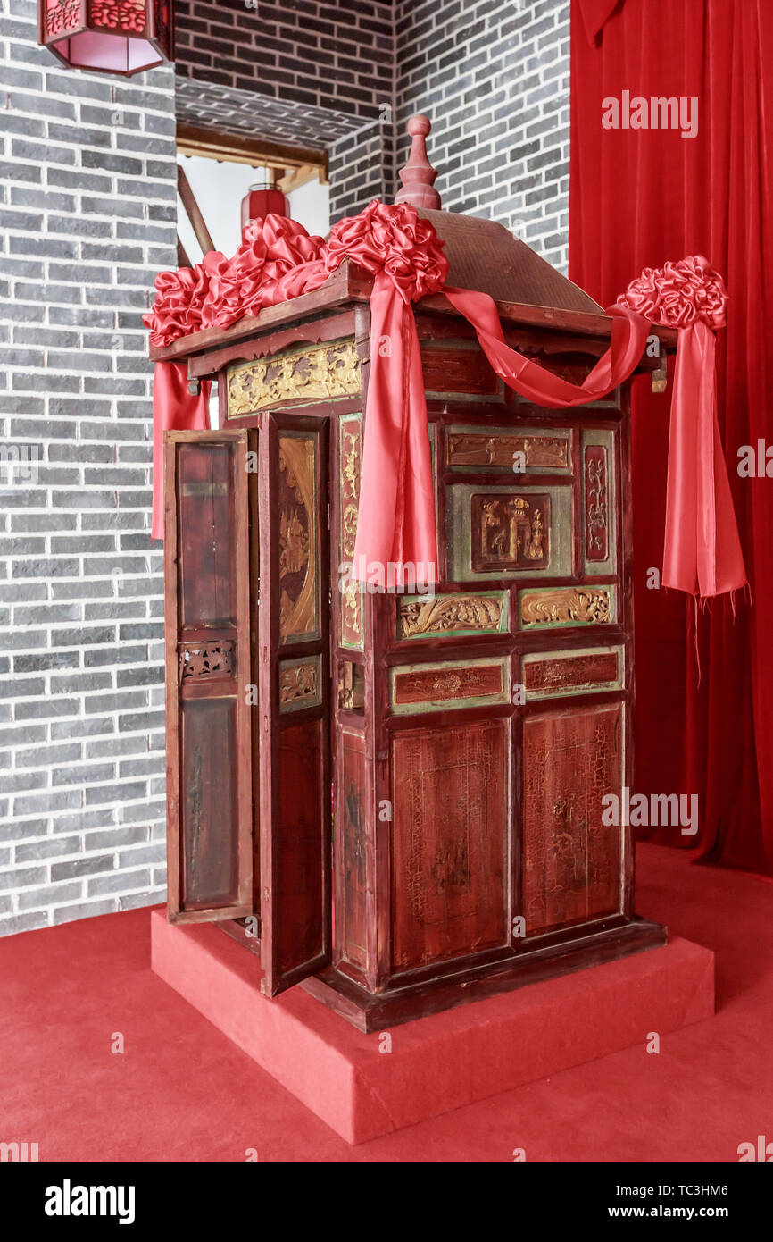 Traditional sedan chair bride chinese hi-res stock photography and ...