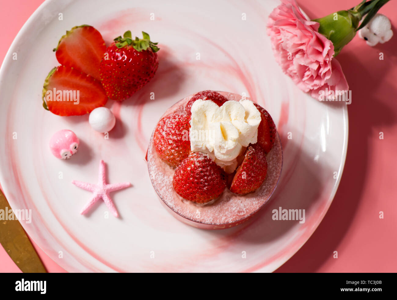 Creamy vanilla chocolate cake hi-res stock photography and images - Alamy