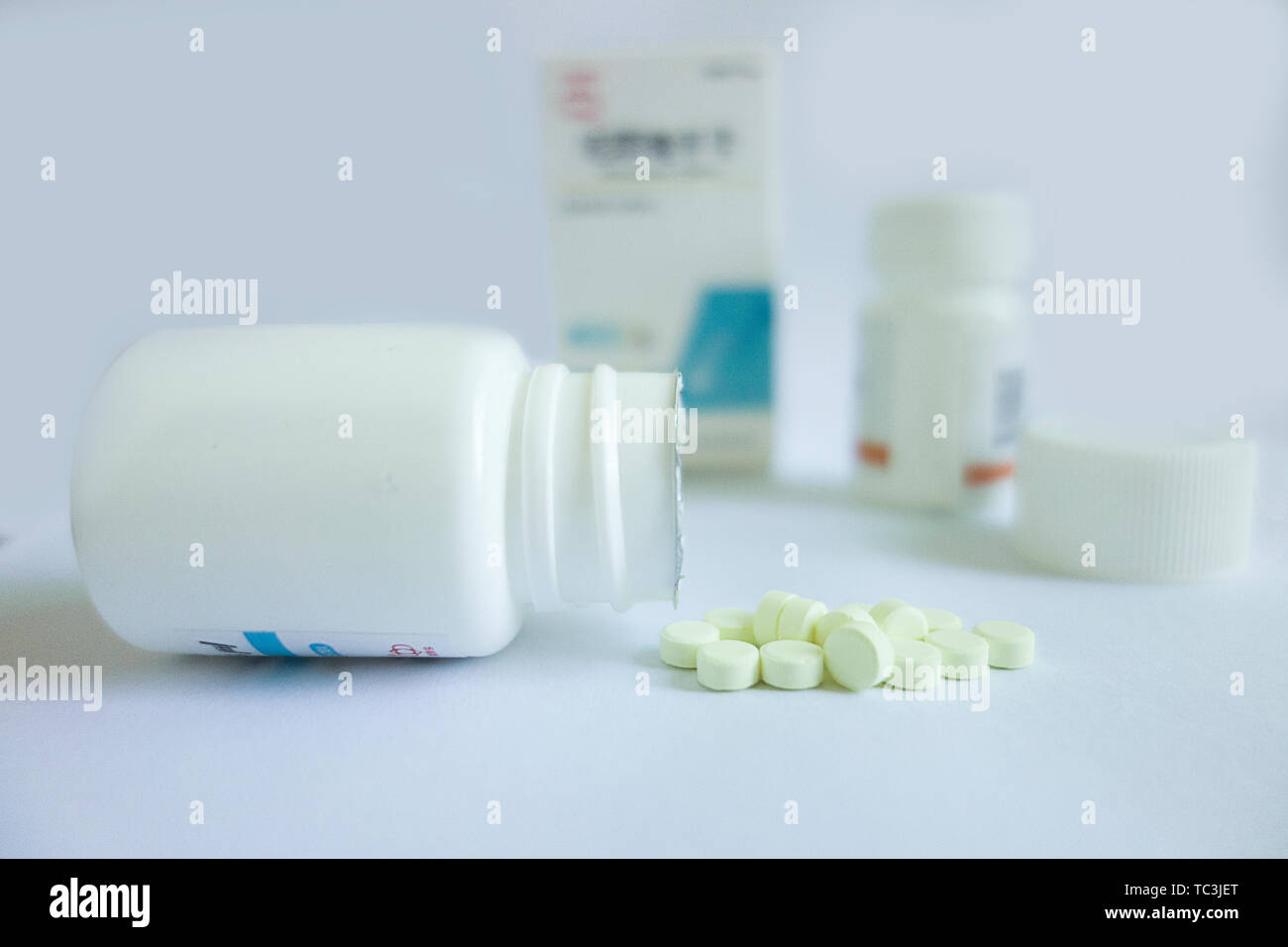 Packaging and tablets of medicine mouth Stock Photo - Alamy
