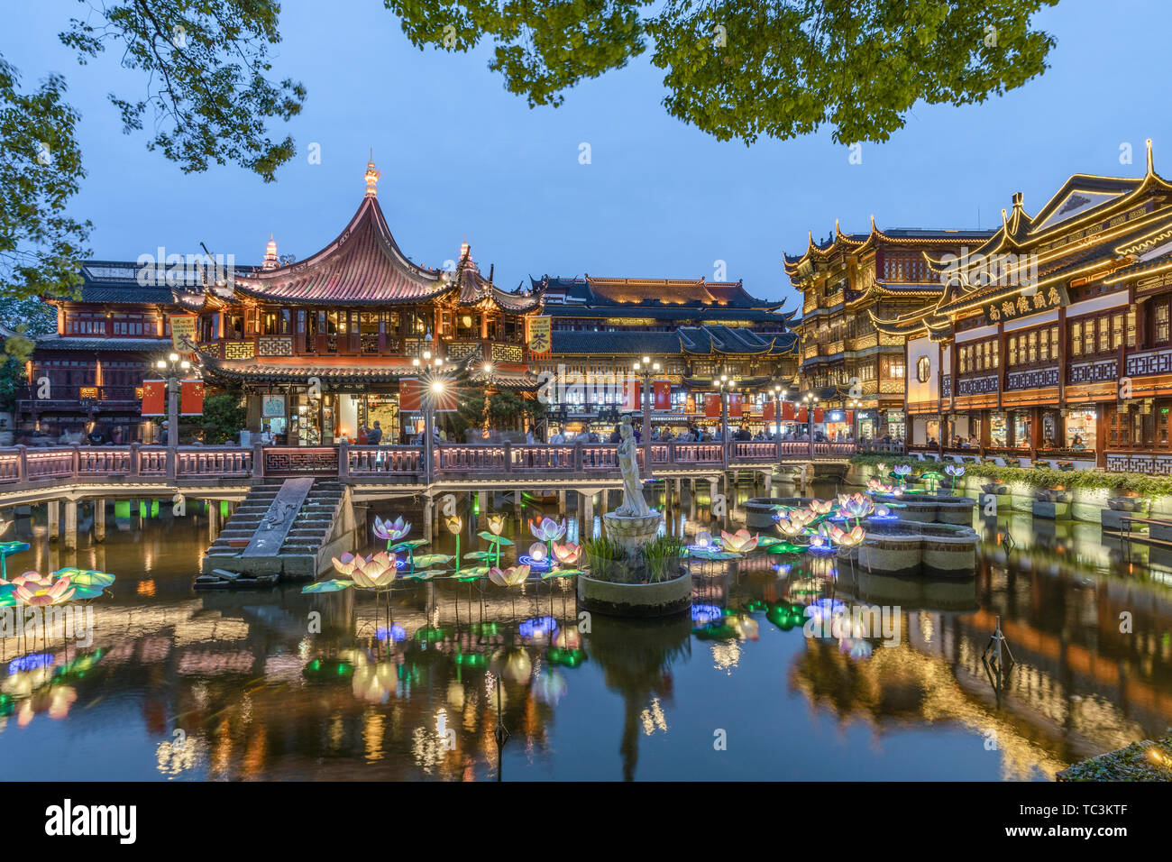 Night view of Chenghuang Temple in Yuyuan, Shanghai Stock Photo - Alamy