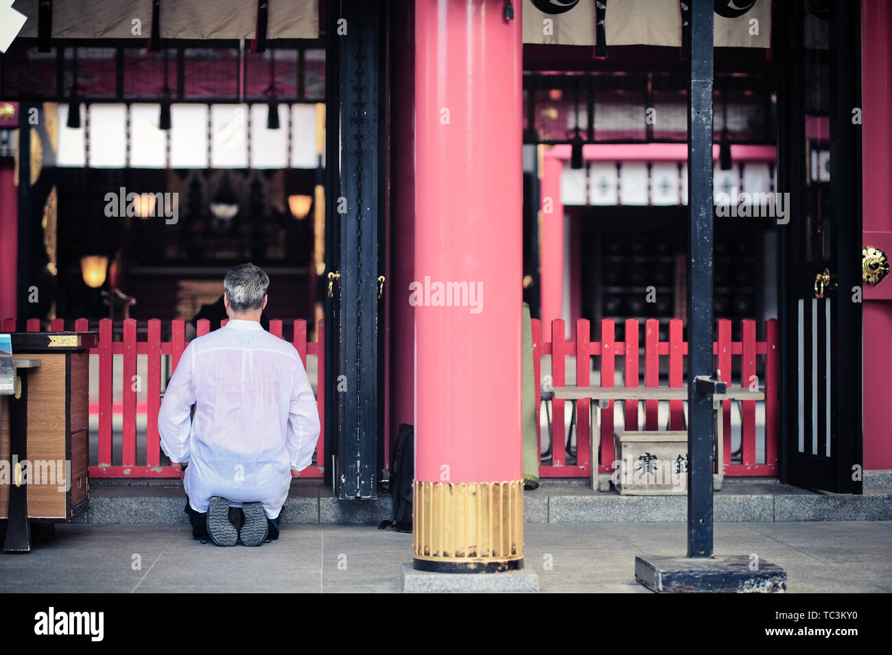 Kneel behind him hi-res stock photography and images - Alamy