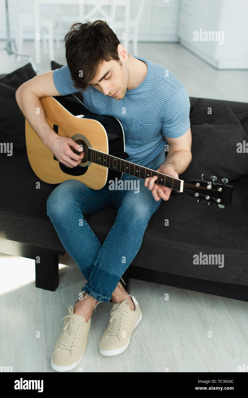 Guitarist sitting crossed legs hi-res stock photography and images - Alamy