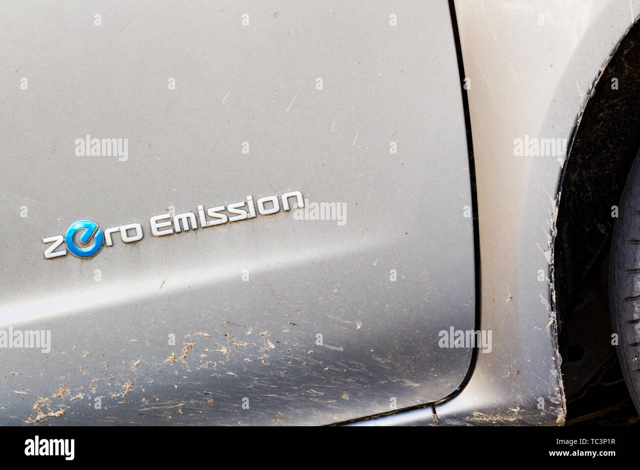 Zero Emission logo sign on electric car Stock Photo - Alamy