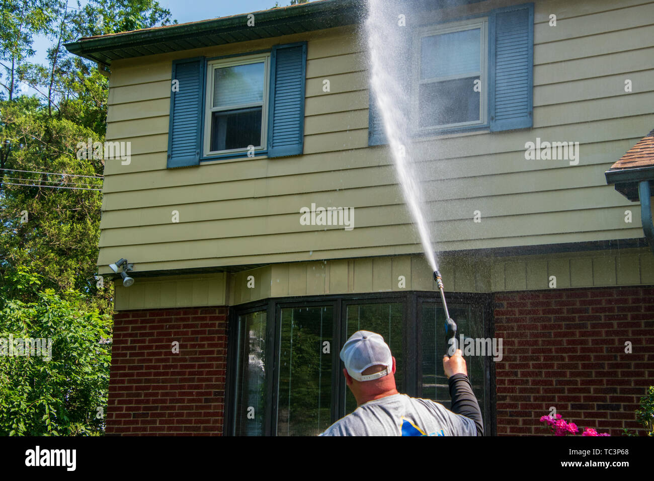 Cleaning house outdoor walls hi-res stock photography and images - Alamy