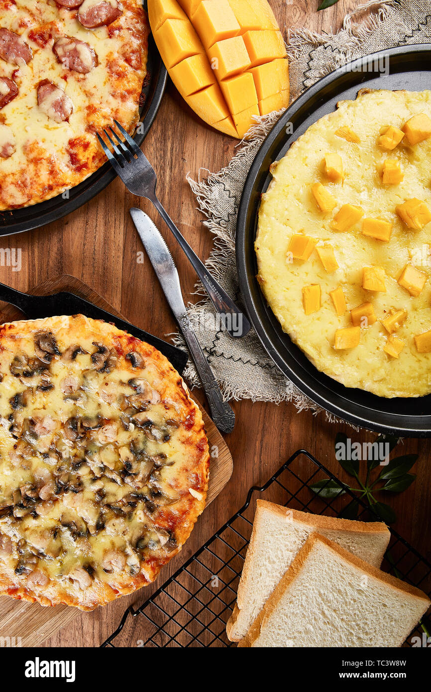 Mango pizza hi-res stock photography and images - Alamy