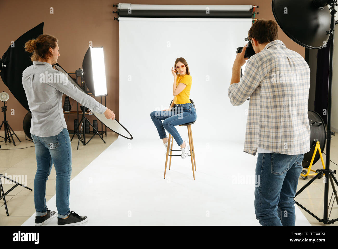 Professional photographer working with model in studio Stock Photo - Alamy