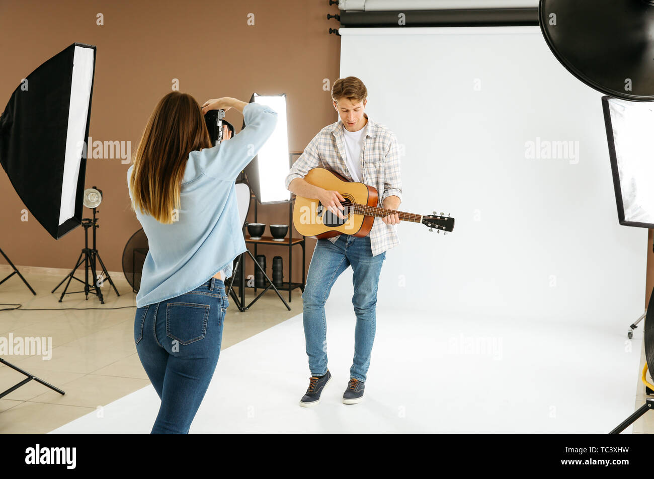 Professional photographer working with model in studio Stock Photo - Alamy