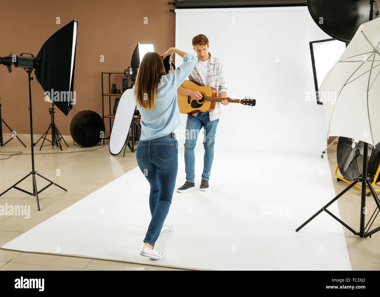 Professional photographer working with model in studio Stock Photo - Alamy
