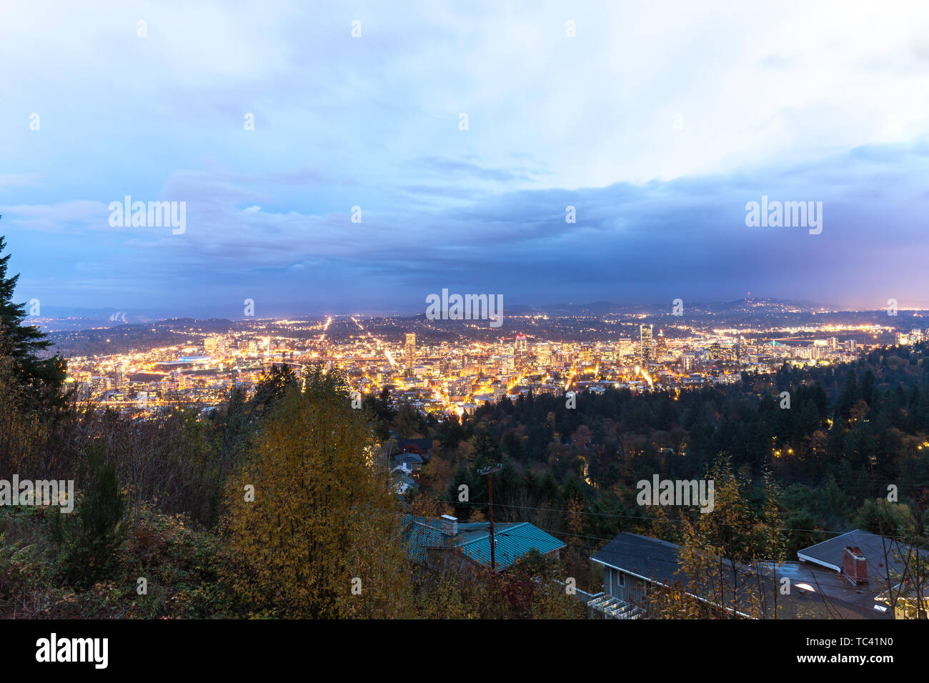 Twilight house oregon hi-res stock photography and images - Alamy