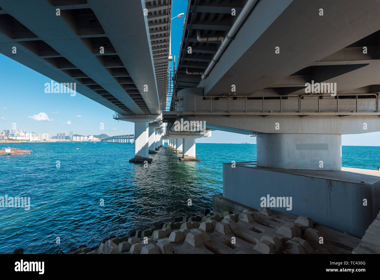 Bridges and tourist buildings hi-res stock photography and images - Alamy
