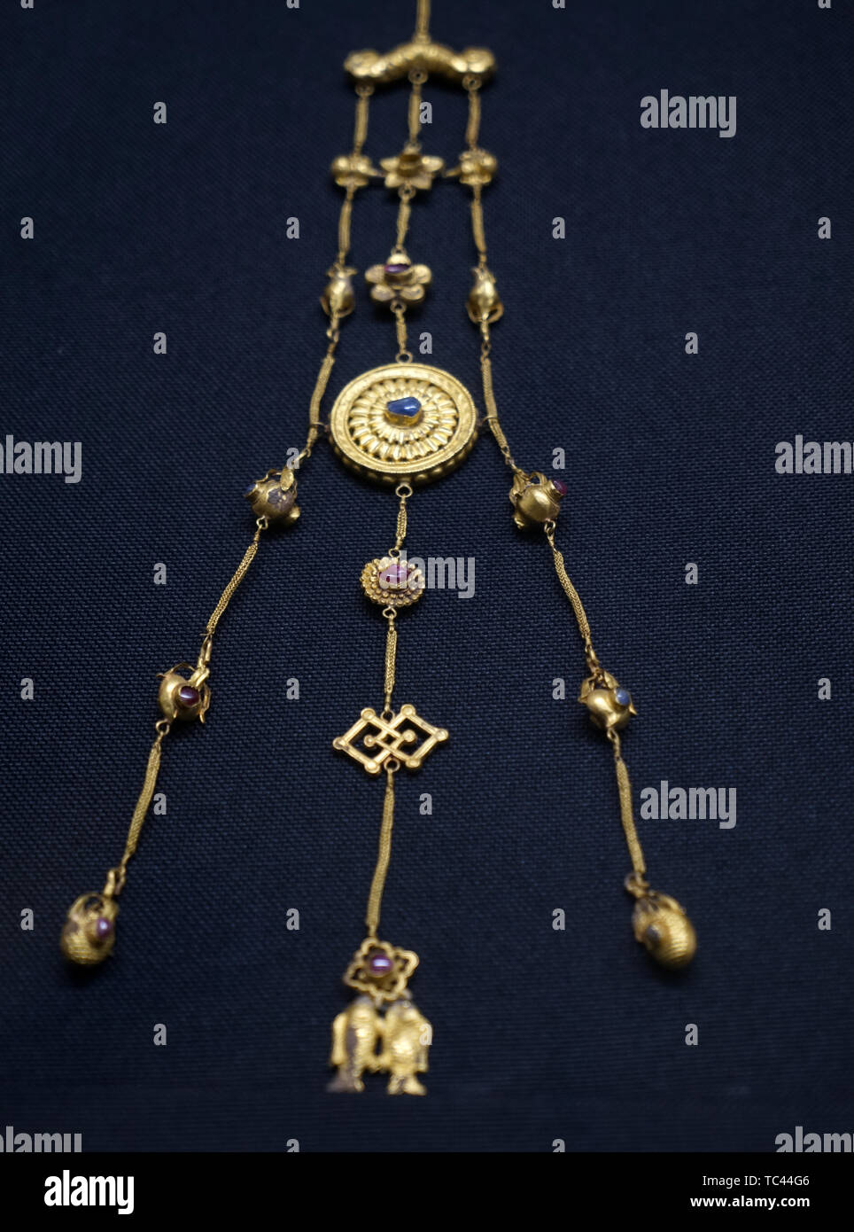 Ming Dynasty gold and jade Stock Photo - Alamy