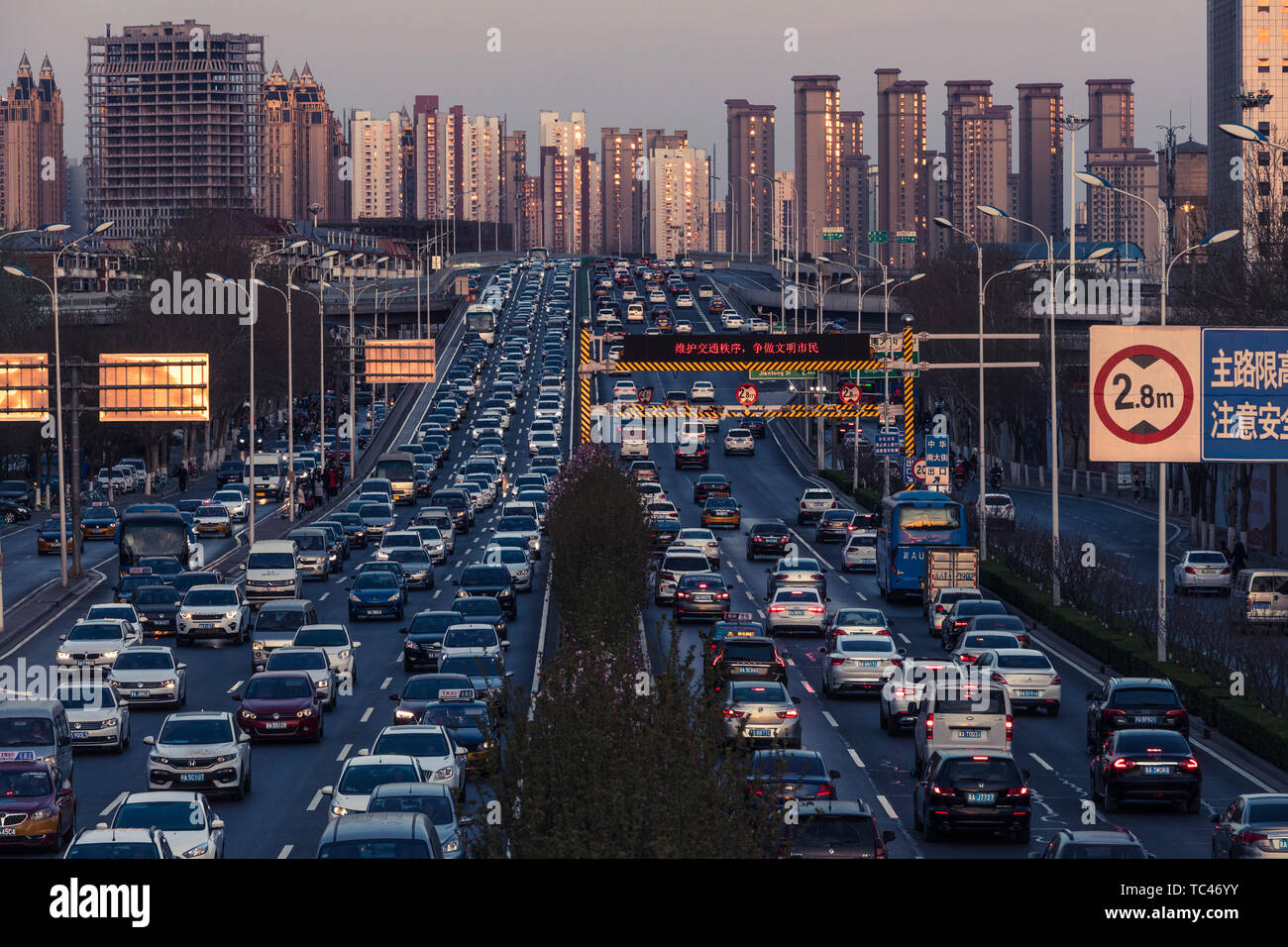 Crowded cities hi-res stock photography and images - Alamy