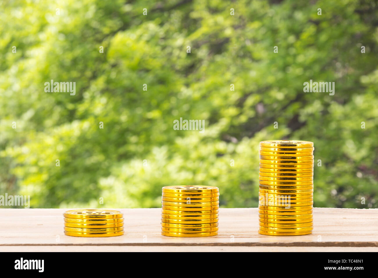 Increasing gold coins Stock Photo - Alamy