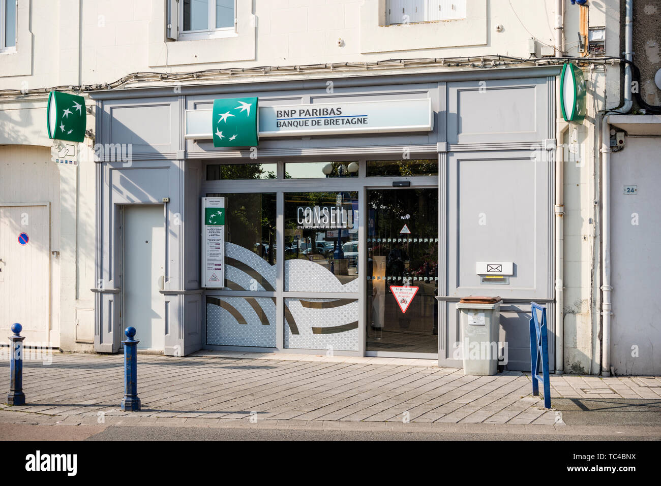 Entrance branch bnp paribas hi-res stock photography and images - Alamy