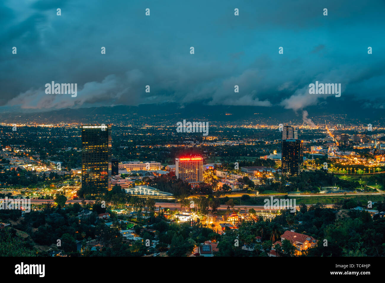 Night cityscape view from Universal City Overlook, on Mulholland Drive ...