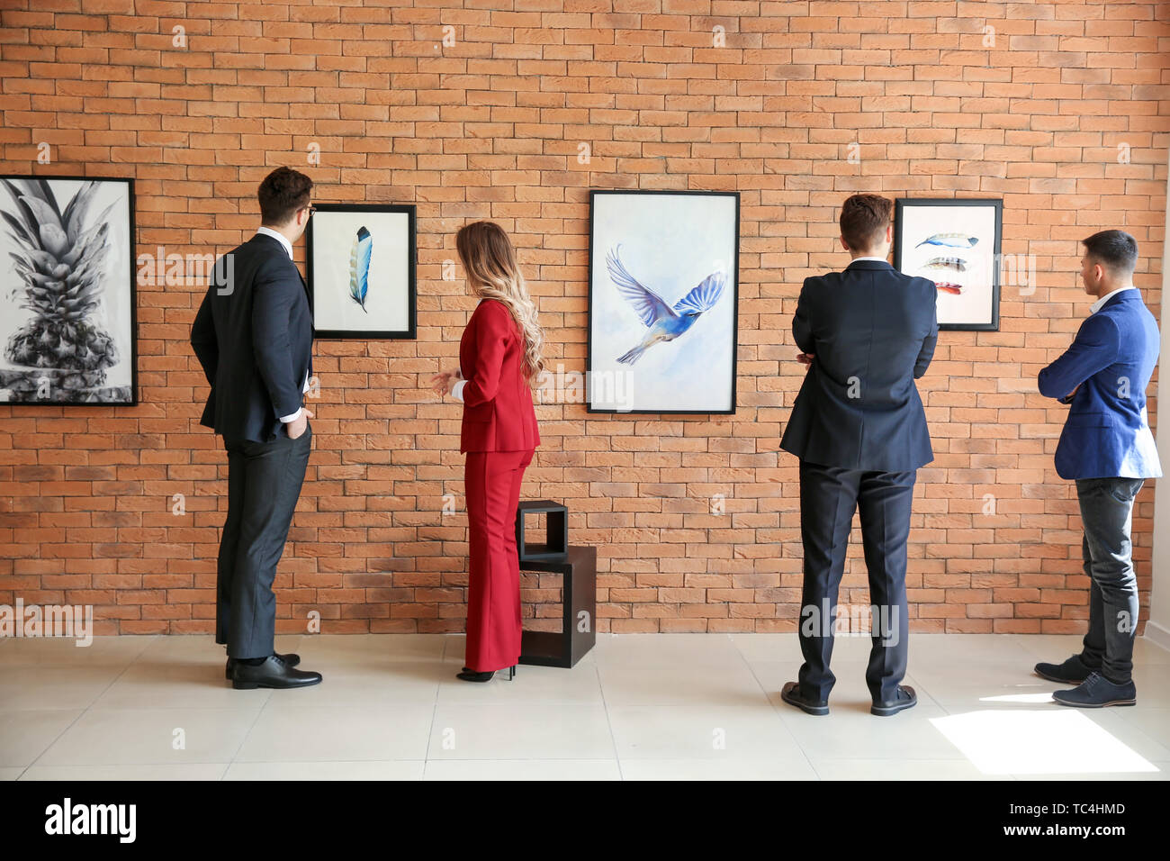 People at exhibition in modern art gallery Stock Photo - Alamy