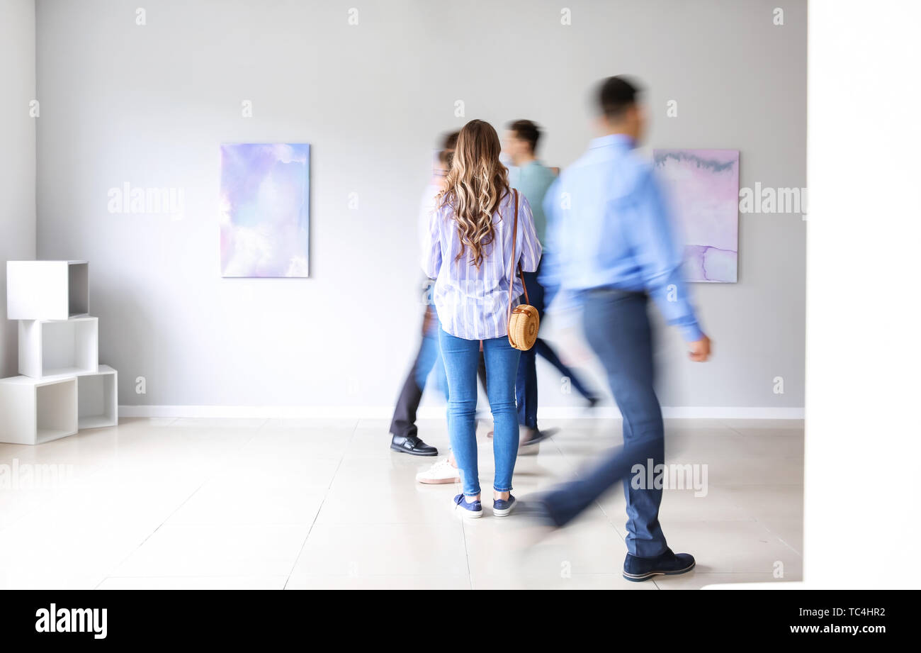 Crowd looking gallery hi-res stock photography and images - Alamy