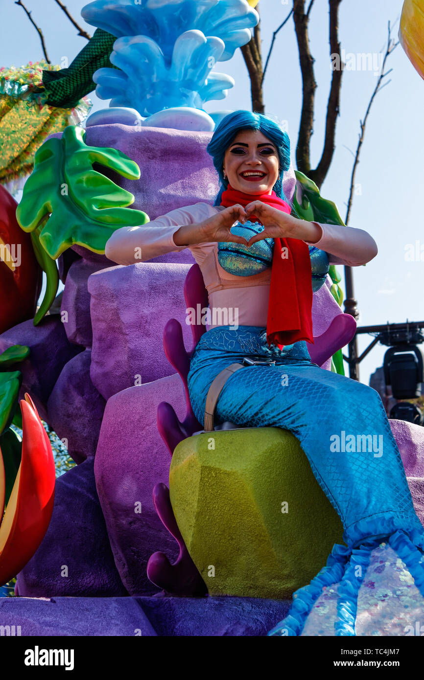Parade float toys hi-res stock photography and images - Alamy