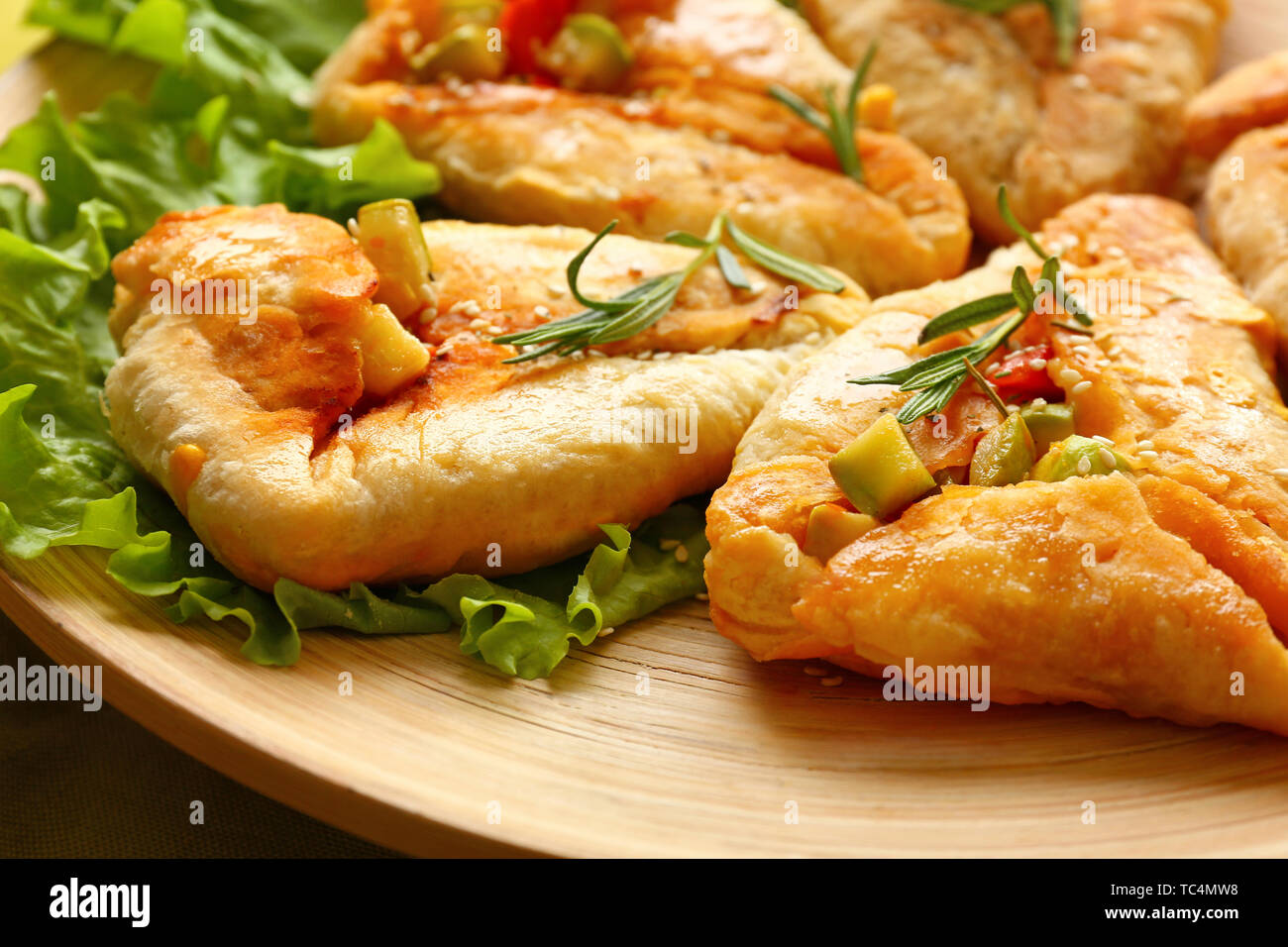 Samosas on plate hi-res stock photography and images - Alamy