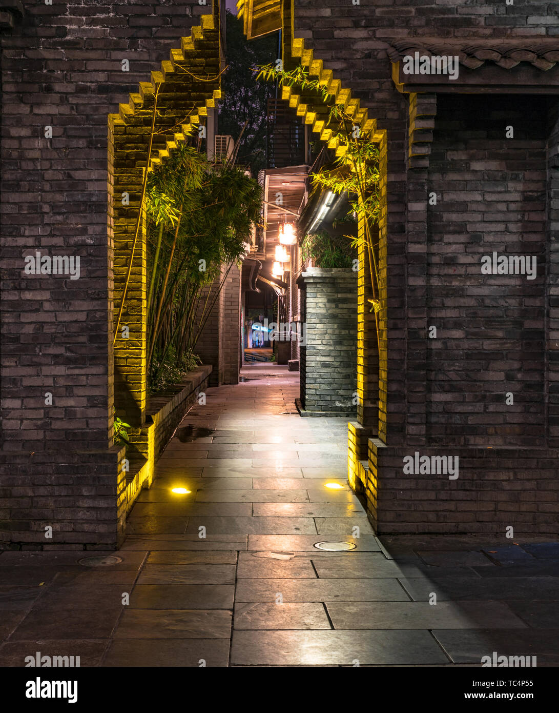 Wide and narrow alley hi-res stock photography and images - Alamy