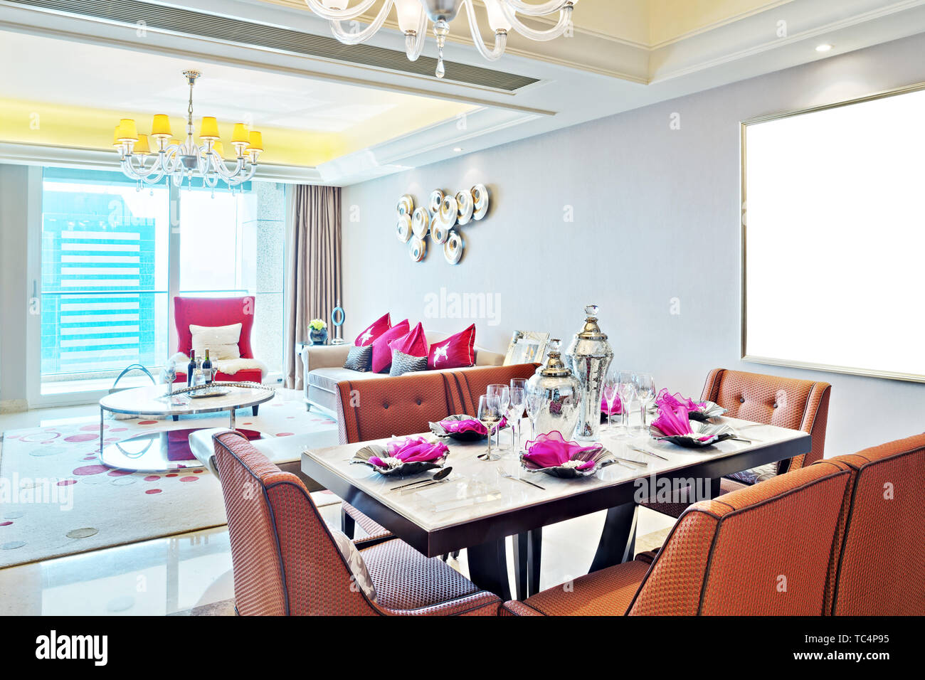 Family style seating hi-res stock photography and images - Alamy