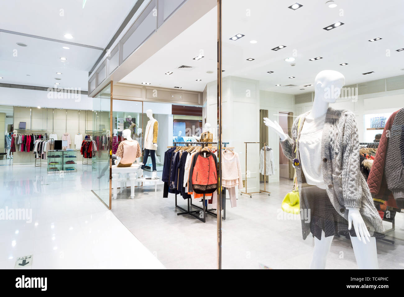Boutique display window with mannequins in fashionable dresses Stock ...