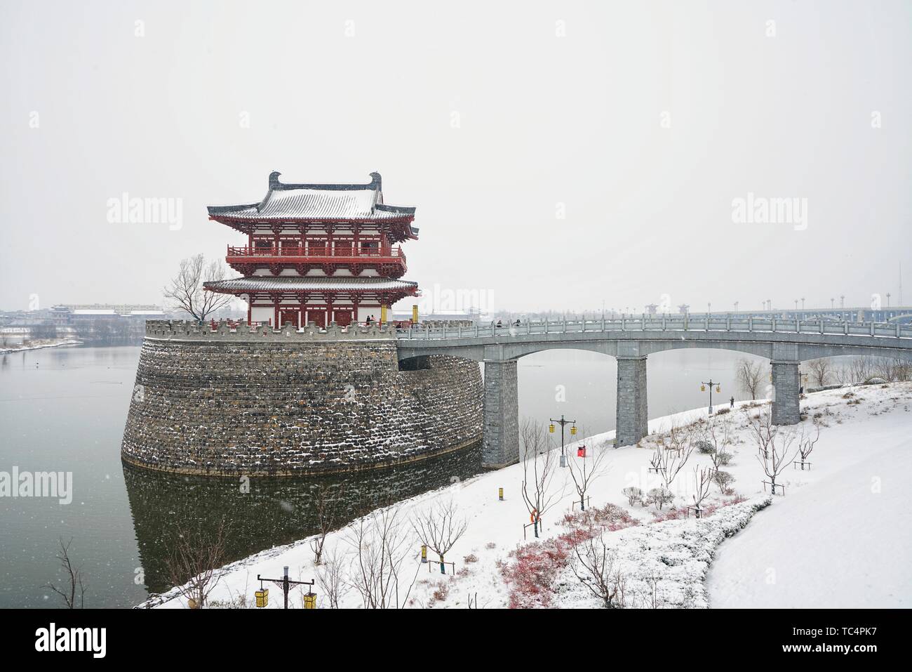 Luoyang Zhu Sakura Pavilion Stock Photo - Alamy