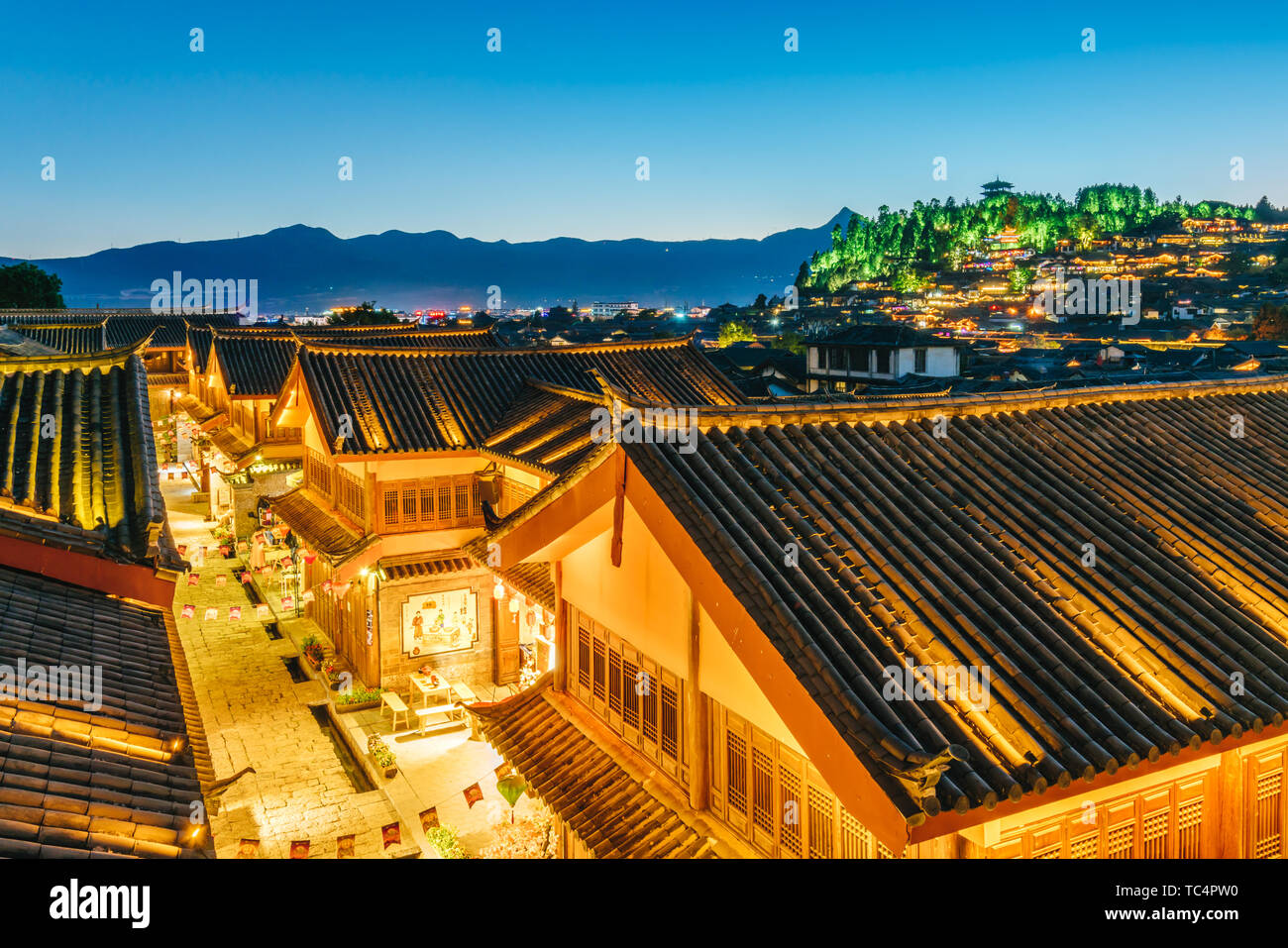 Night view of Dayan Ancient City, Lijiang, Yunnan, China Stock Photo ...