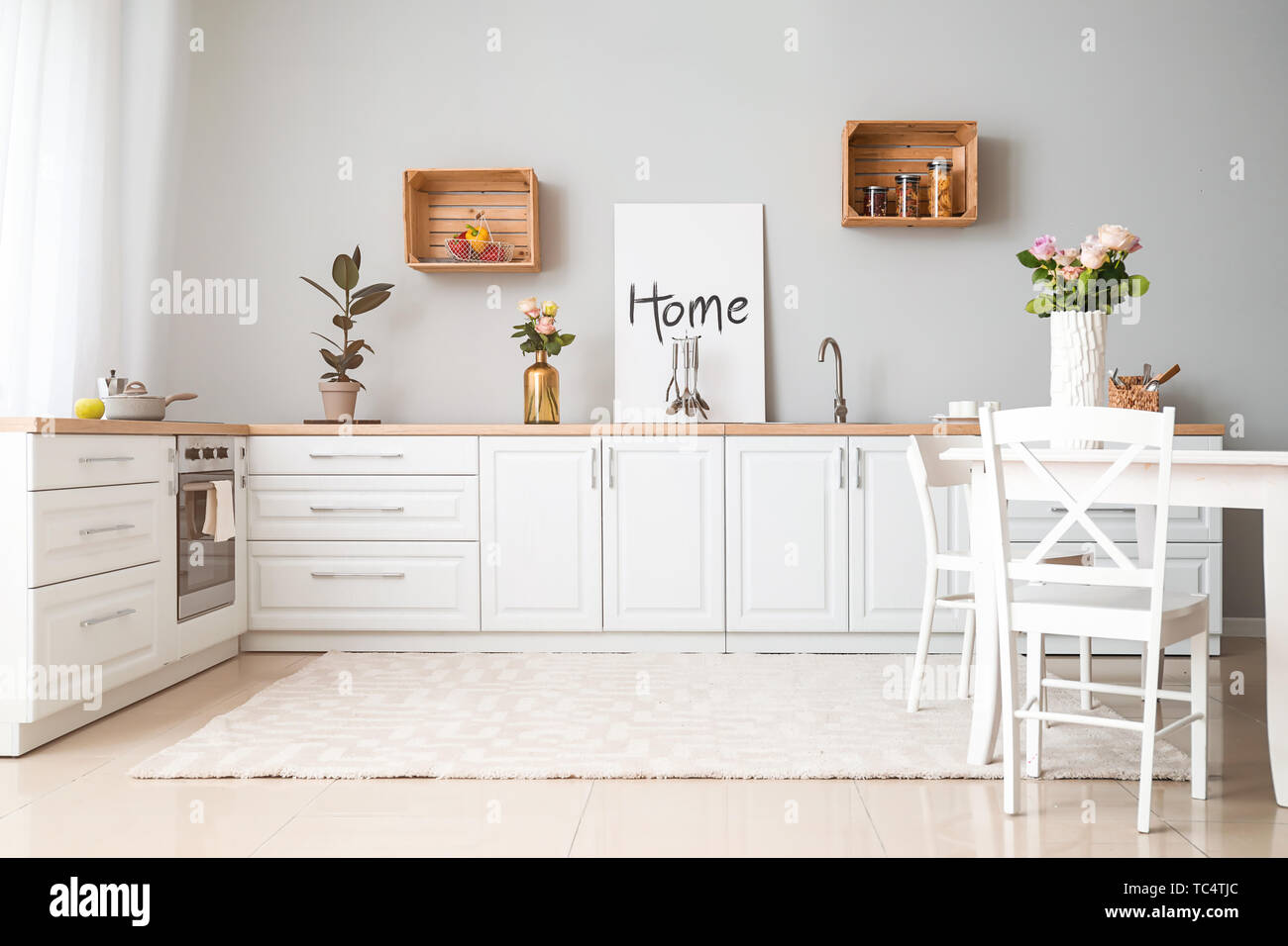 Interior of modern comfortable kitchen Stock Photo - Alamy