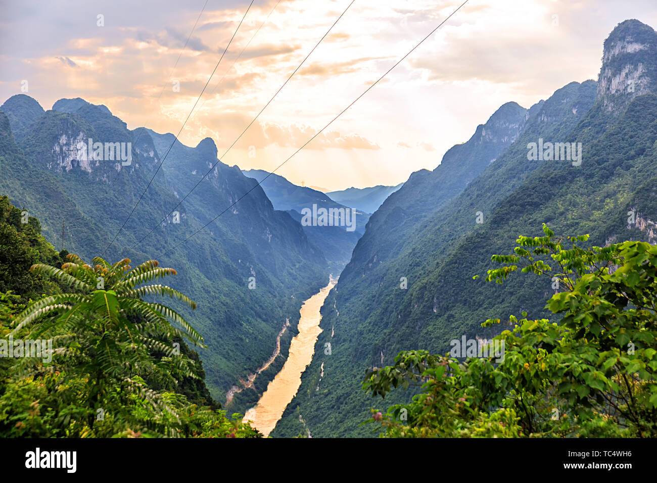 Tian E County, Hongshui River, Grand Canyon, Red Leaf Stock Photo - Alamy