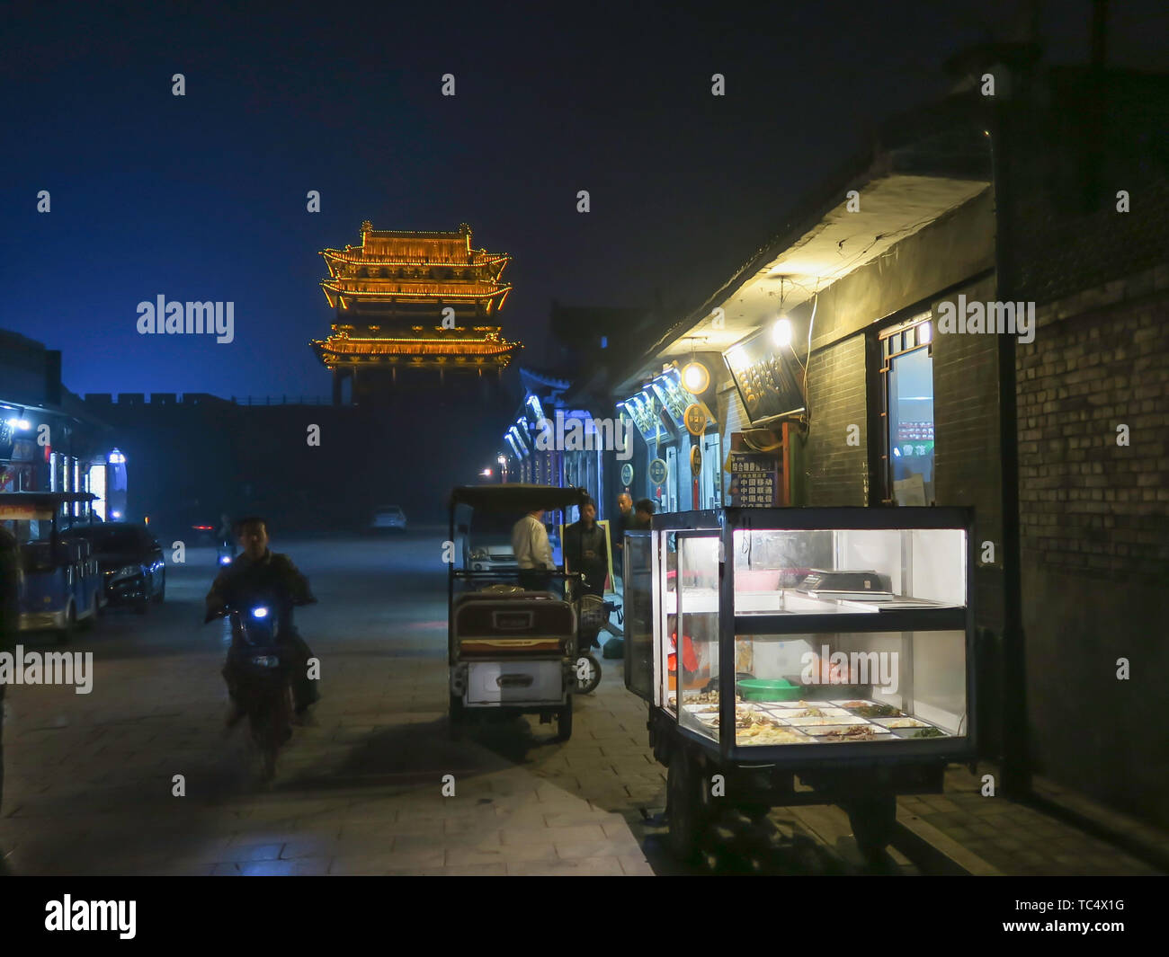 Night view of pingyao ancient city hi-res stock photography and images ...