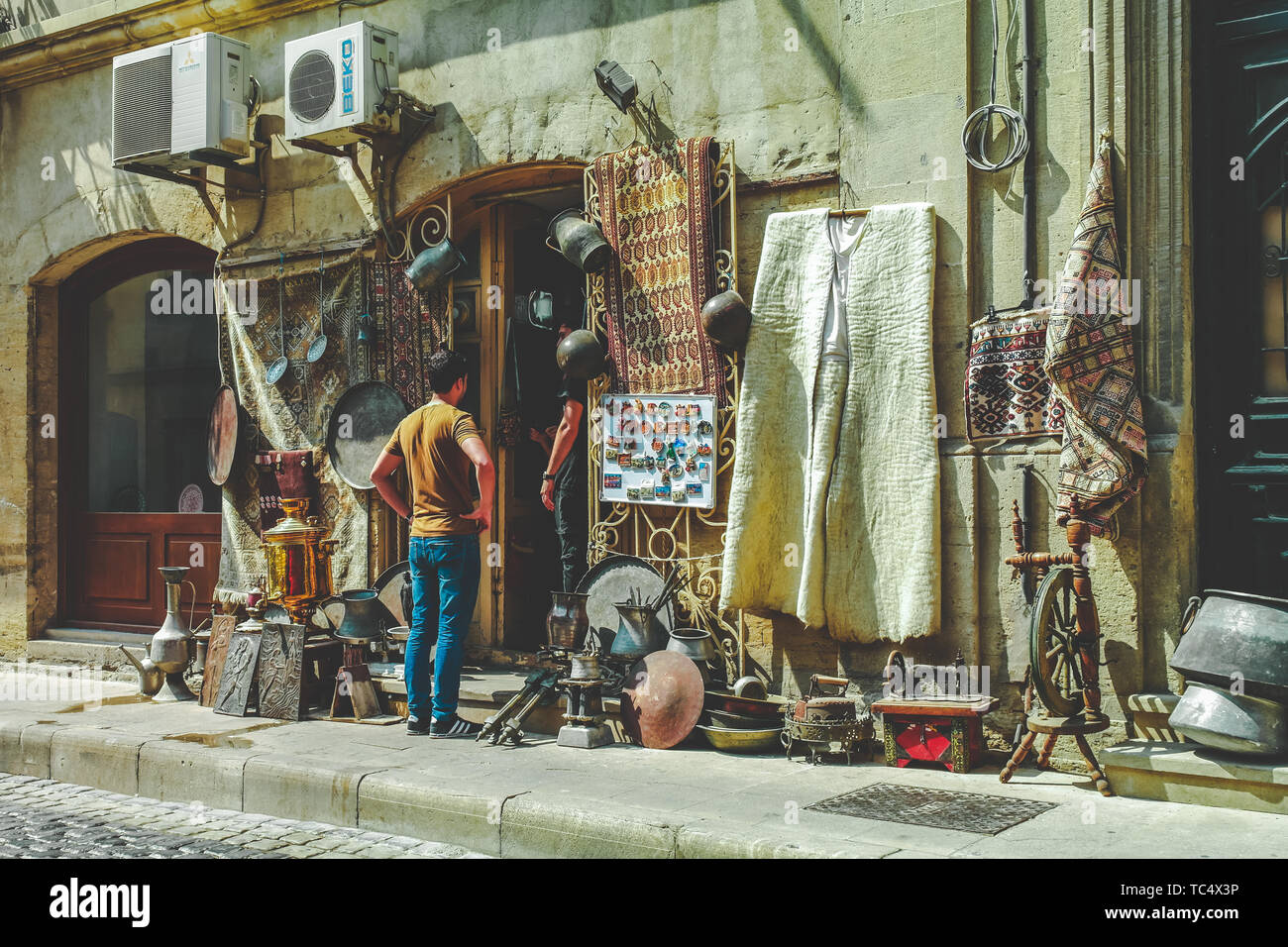 People selling things hi-res stock photography and images - Alamy